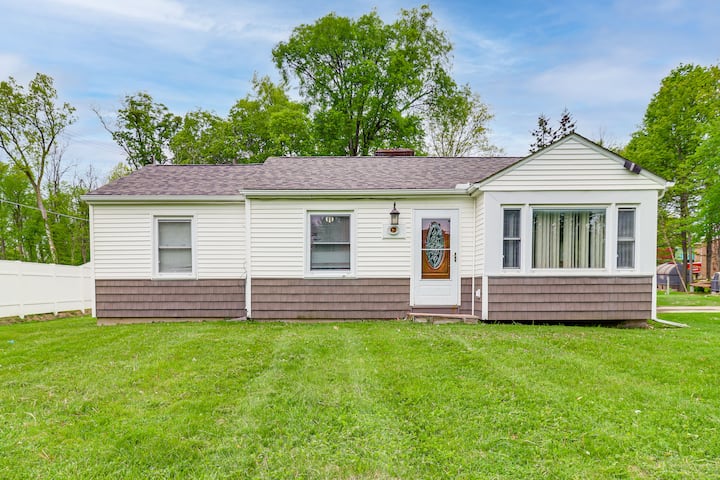 Family-friendly Home W/ Yard In Farmington Hills! - Farmington Hills, MI