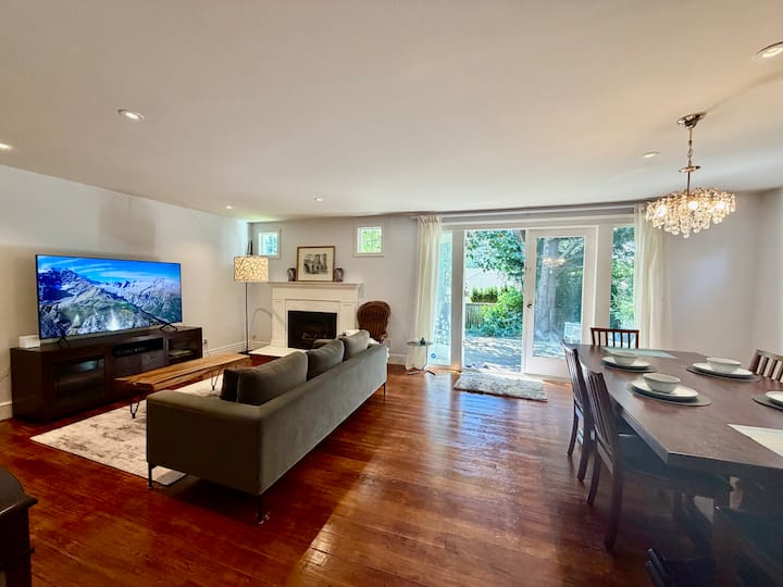 Elegant Art-inspired Home-entire House - White Rock