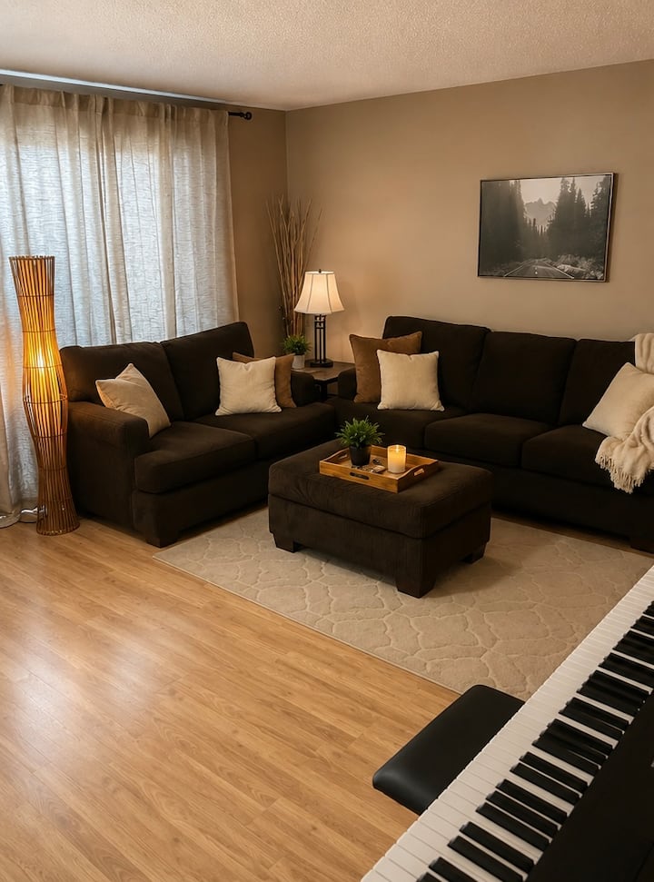 Relaxing Main Floor Retreat With Large Backyard - Ontario