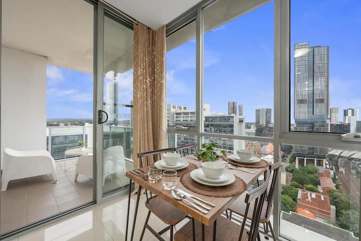 Sky-high Parramatta Retreat | Free Parking Space - Parramatta