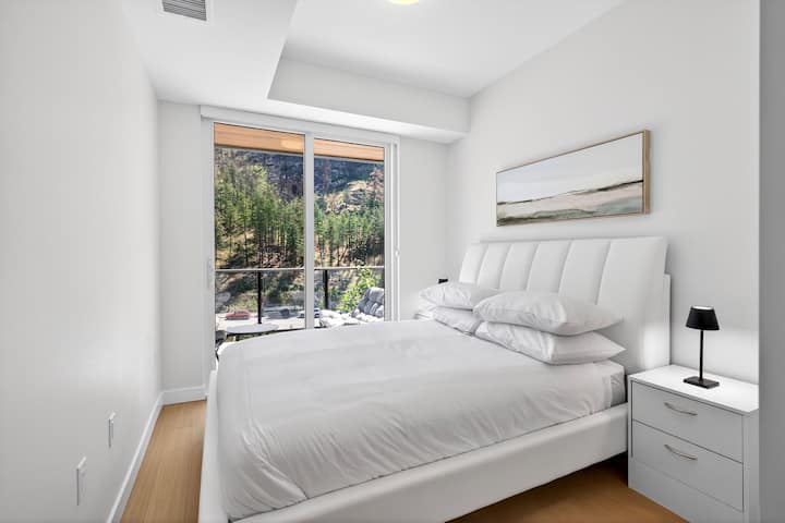 Zara Isola | Mountain View • Private Terrace - Kelowna
