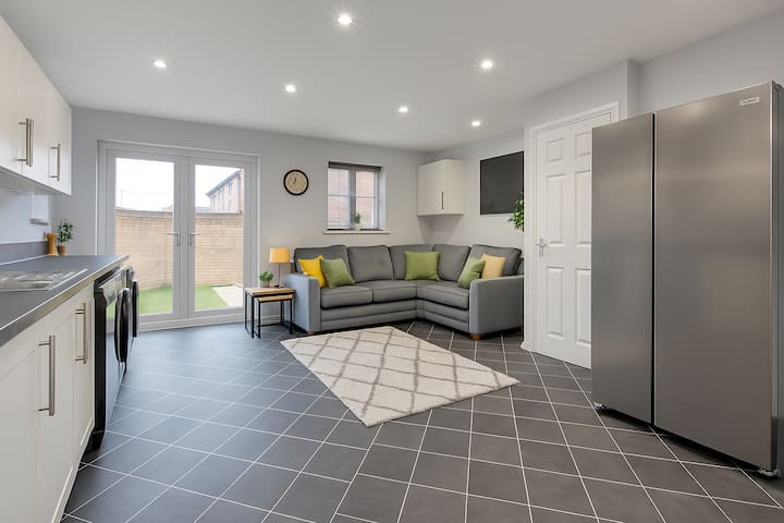Large Contractor House | 6 Bedrooms - Bridgwater