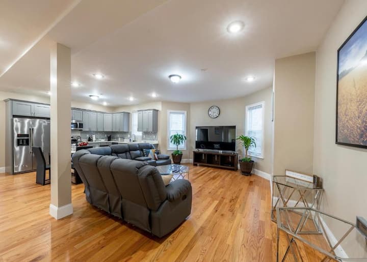 Modern 4br Boston Home W/ Parking Near Park 233/1 - Boston, MA
