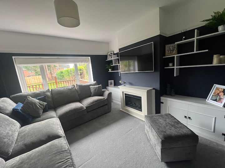 3 Bed House - Ideal For F1 Or Moto Gp - Milton Keynes