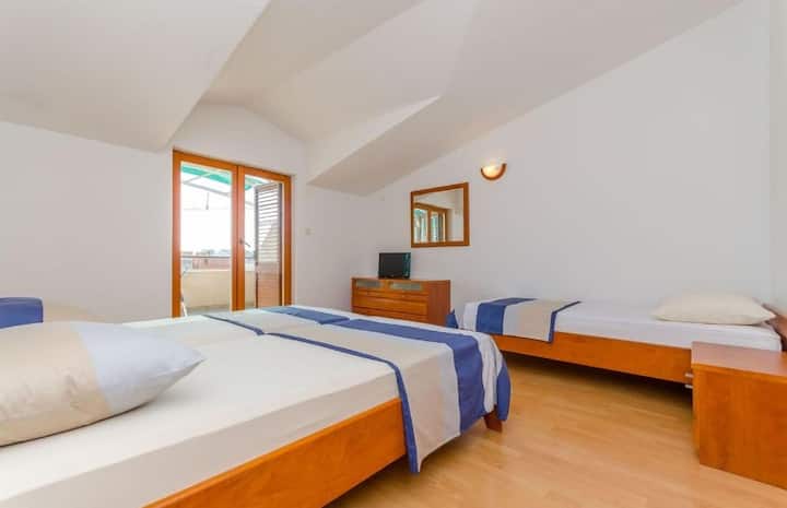 Villa Marcelina Apt4 Topfloor Apartment With Pool - Seget Vranjica