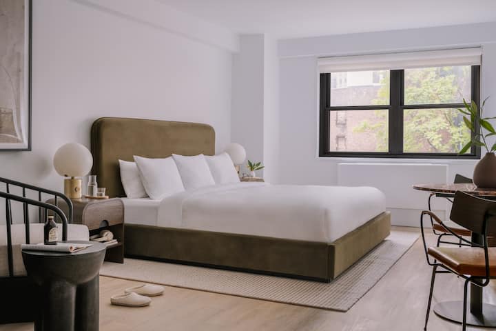Connecting Apts - King Studio & King 1 Bedroom Apt - Woodside - Queens NY