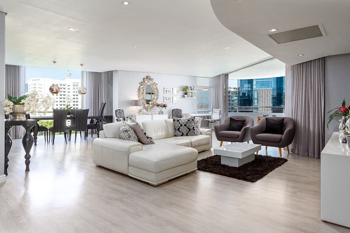 Table Mountain Signature Suite | City Views - Cape Town
