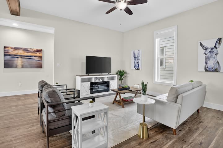 Cozy Duplex Retreat | Hot Tub + Full Kitchen - Michigan City, IN