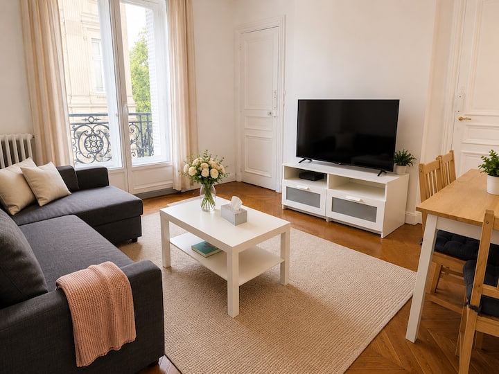 Heart Of Paris | Steps To Arc | Sleeps 4 - Paris
