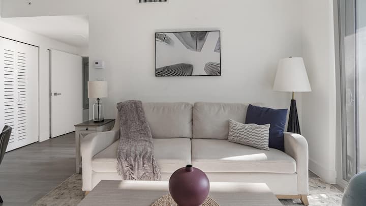 Landing | Stylish 2bd, Gym - Hialeah