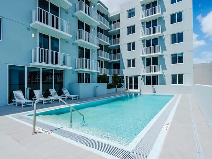 Landing | Stylish 2bd, Gym - Hialeah
