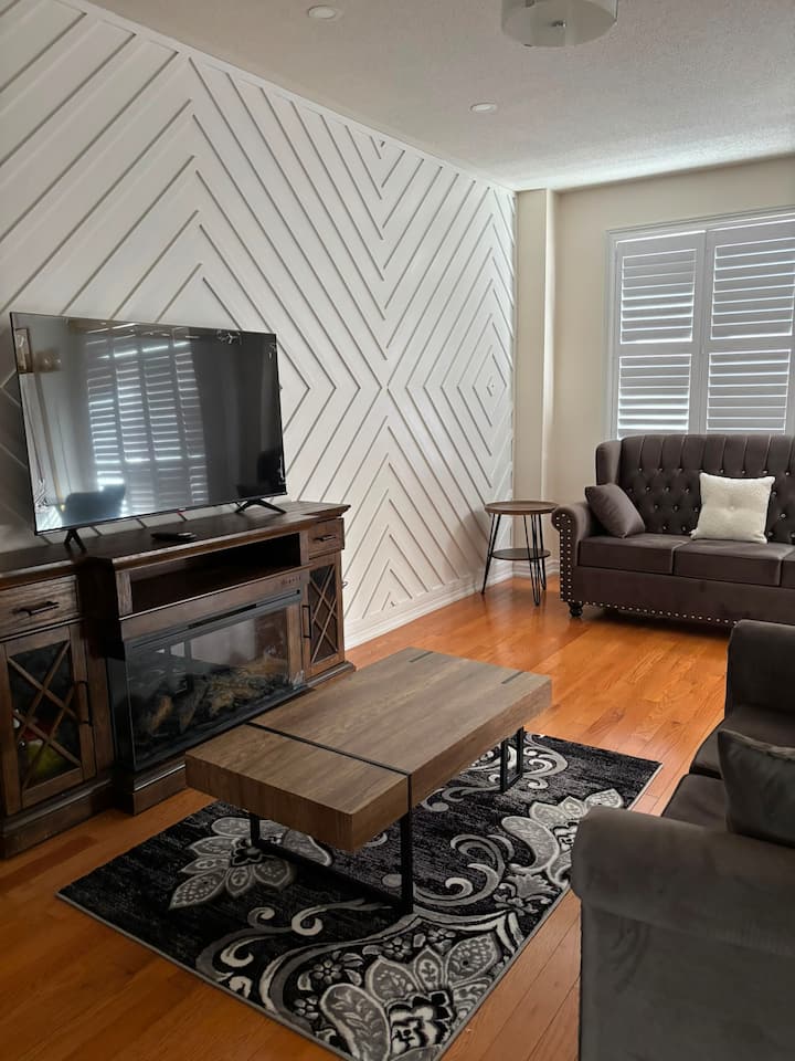 Luxury Family Home In A Prime Location - Brampton
