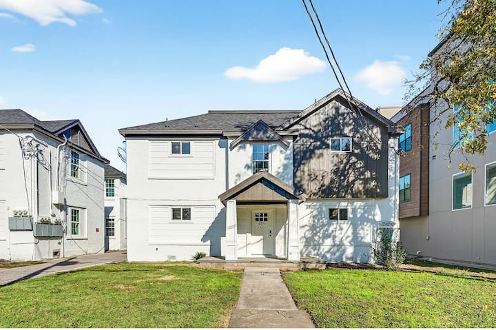 Unbeatable Location - Central Dallas - Sleeps 16 - Dallas, TX