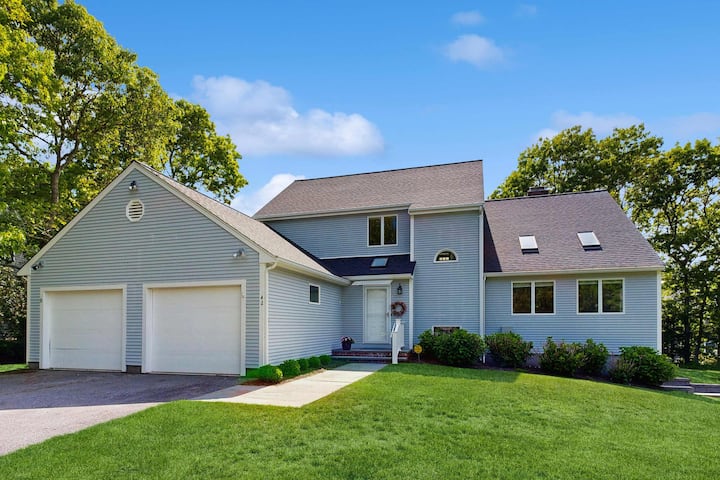 Bright Falmouth Home With Open Layout, Ac & Deck - Falmouth, MA