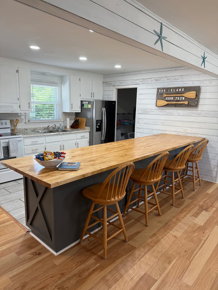 Cozy Family Brick Cottage | 15-min Walk To Beach - Oak Island, NC