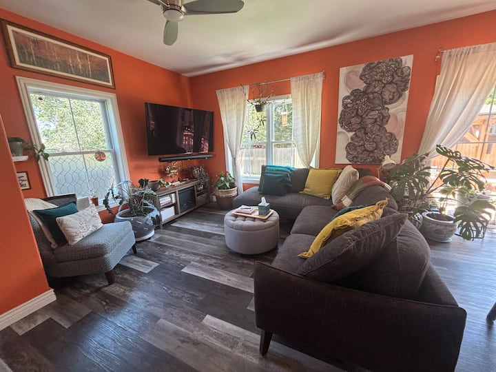Colorful Boulder Oasis - Boulder, CO