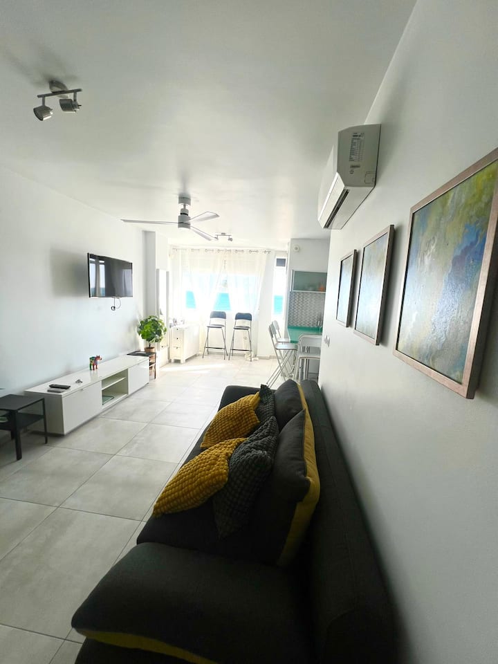 Modern Beachfront Apartment With Balcony - Rincón de la Victoria