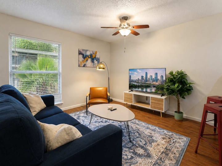 Central Quaint 1br Close To Ut, Moody Center, & Dt - Far West Boulevard – Austin