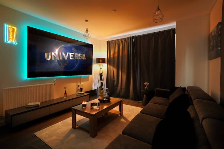 Private Cinema I 2 Stops To Wembley I Sleeps 8 - Watford
