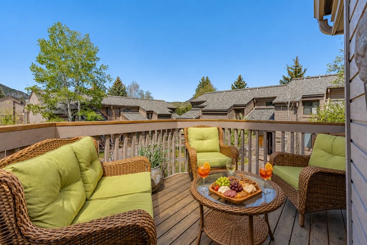 Alpine Loft | Walk To Ski | Hot Tub | Pool | Deck - Sun Valley, ID