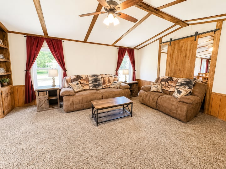 Trailside Cabin/pet Friendly/fire Pit/ Fenced Yard - Oshawa, MN