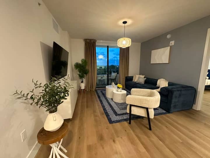 Gorgeous, Pool View 2br 2bath|pool|free Parking - Hollywood, FL