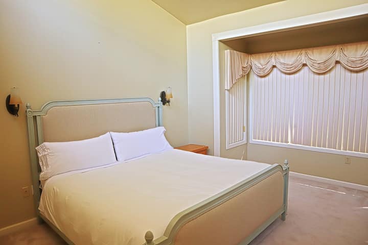 1605m Master Bedroom/w Private Bath &Dressing Room - Bellevue, WA