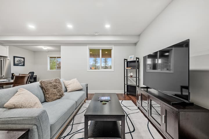 Bright & Cozy 2bd Close To Hwy - カルガリー