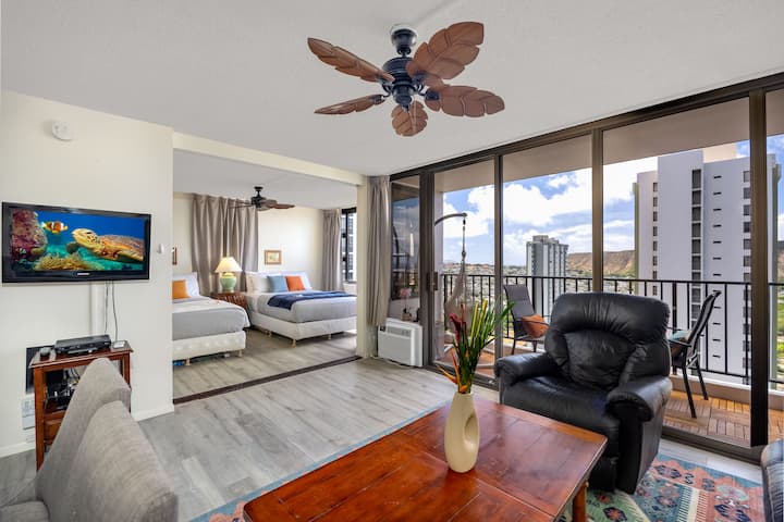 Beachside Group Stay | Two Separate Condos - Honolulu, HI