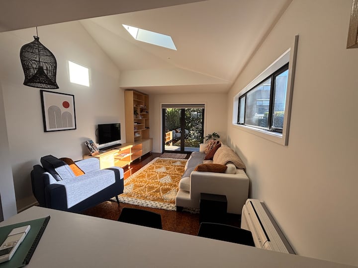 Unique Central City Standalone Home With Parking - Christchurch