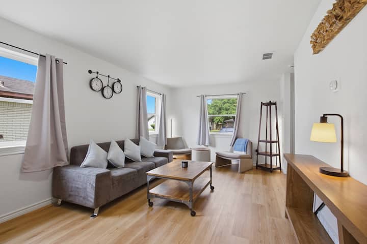 Modern 2 Bed 2 Bath Hometea + Coffee Bar - Garland, TX