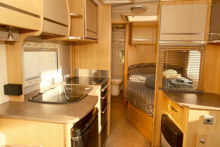 Family Room Caravan Retreat With Mountain View - Wanaka