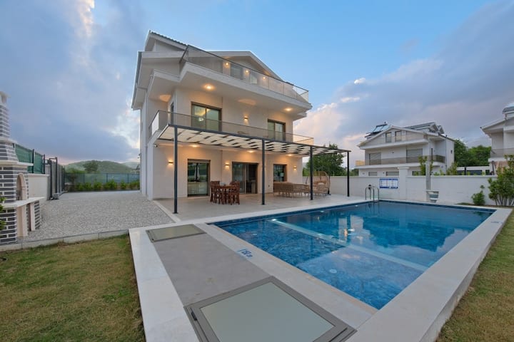 ÖLüdeniz’de Geniş Bahçeli 4 Yatak Odalı Villa(dmrz - Hisarönü