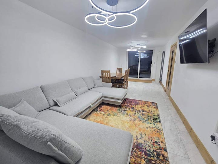 House Sleeps 14 With Parking - Solihull