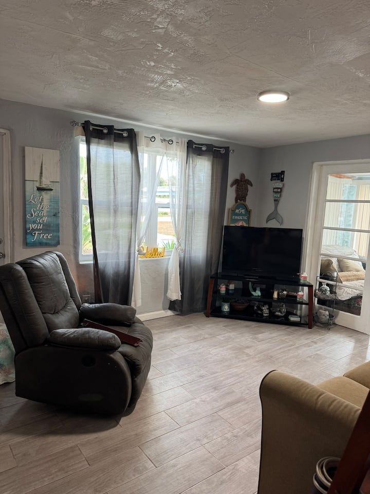 Island Time Retreat - Ormond Beach, FL
