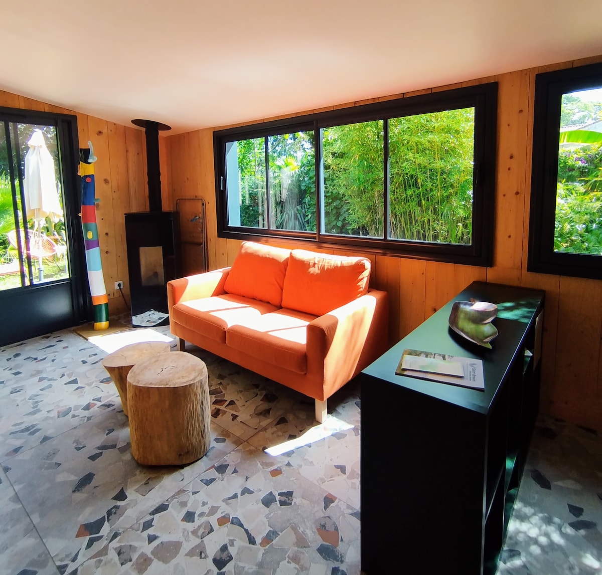 Studio overlooking the garden, beach within walking distance - Houses ...