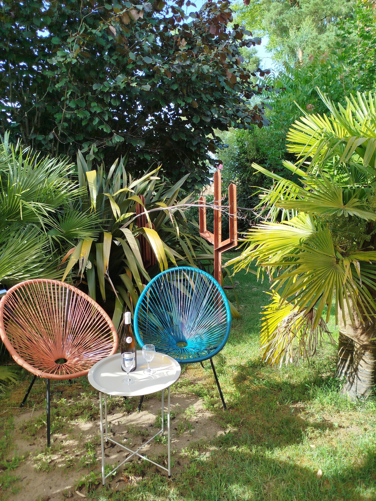 Studio overlooking the garden, beach within walking distance - Houses ...