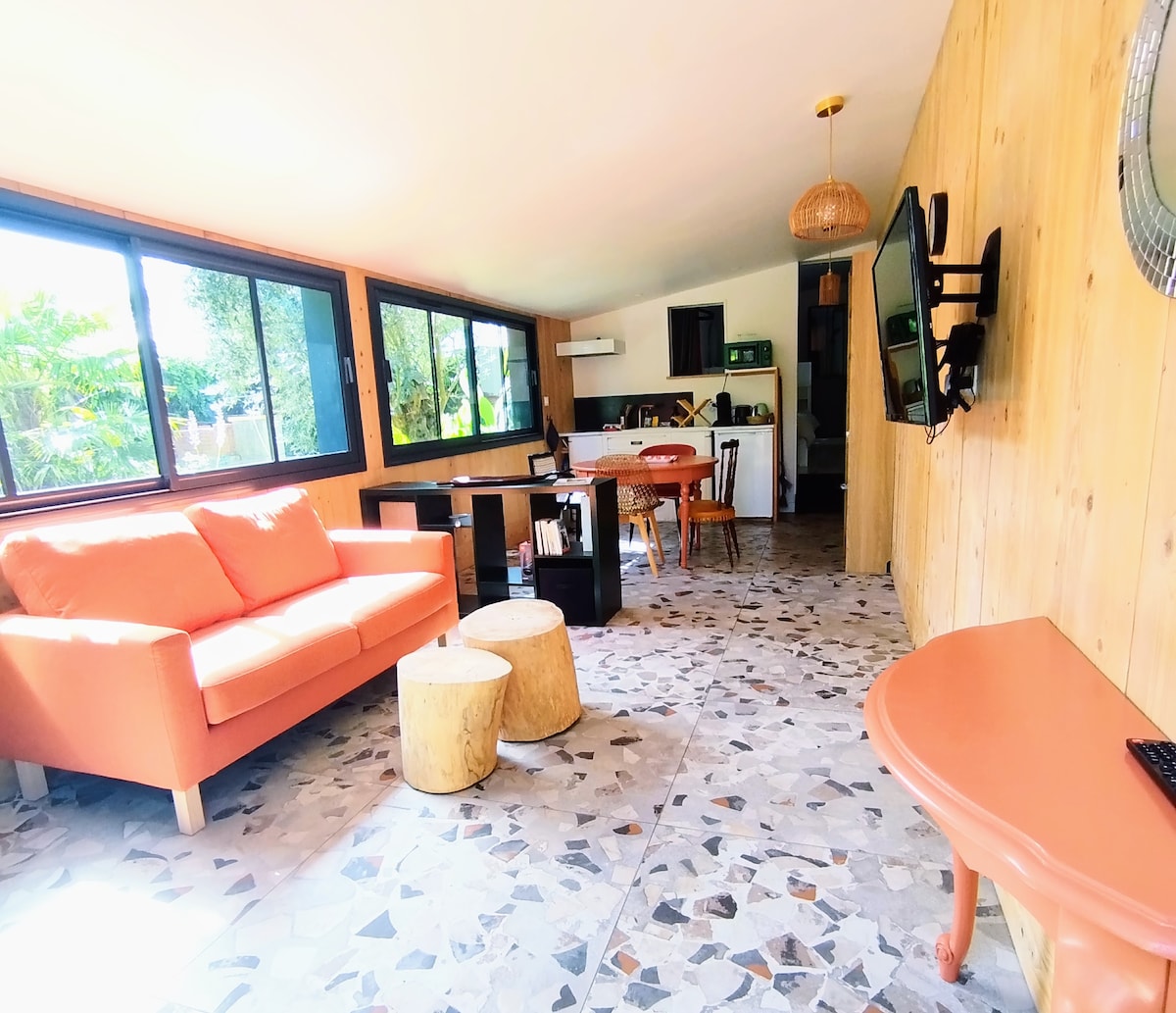 Studio overlooking the garden, beach within walking distance - Houses ...