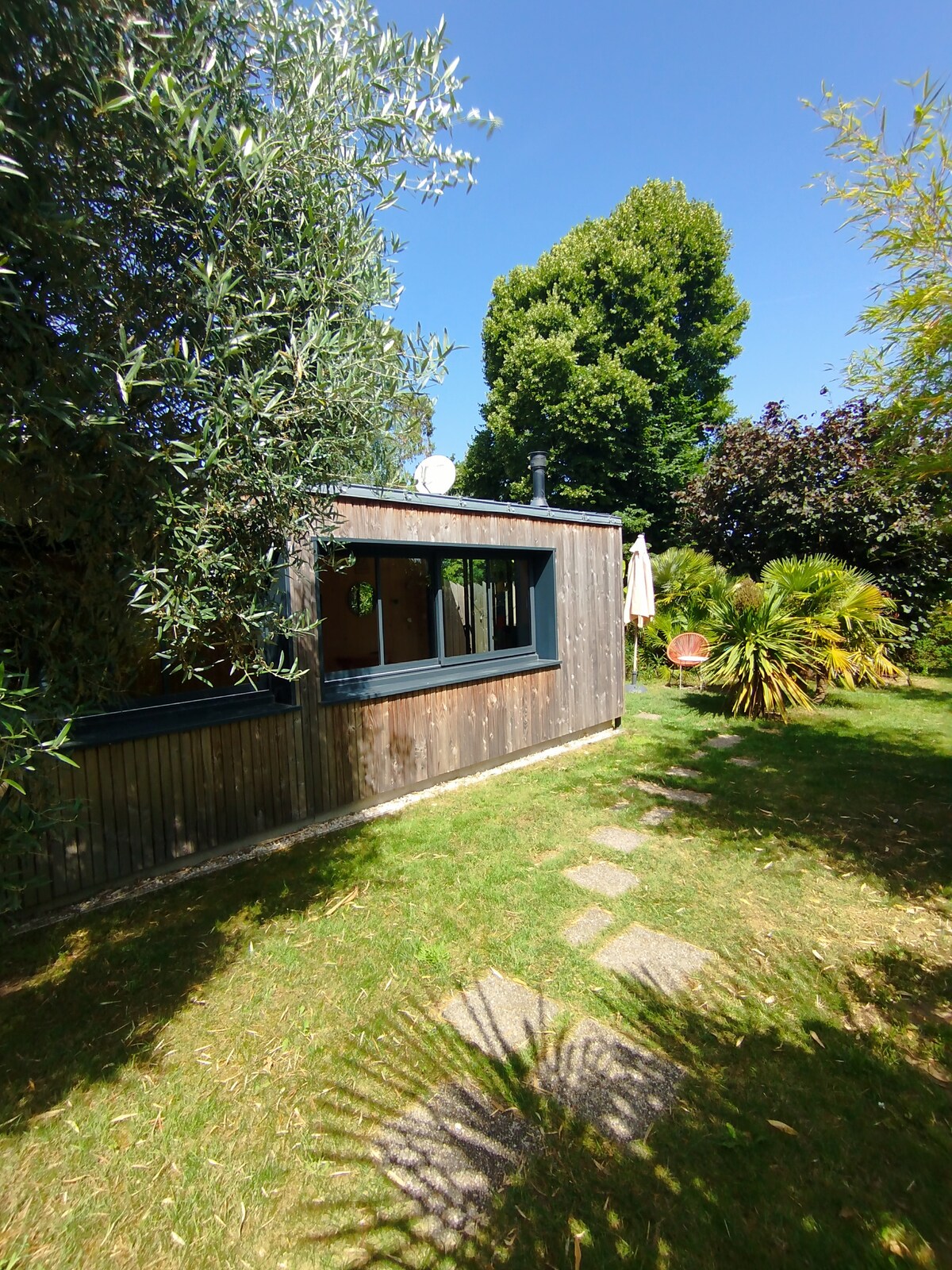 Studio overlooking the garden, beach within walking distance - Houses ...