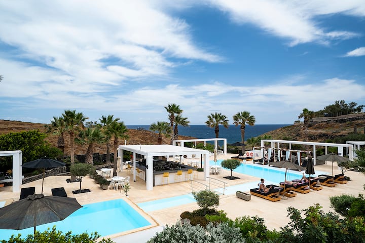 Aurora Luxury Suites | Group Stay - Sleeps 12 | Bb - Santorini