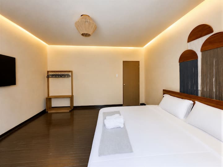 Designer Condesa Home · 4 Bedrooms, Sleeps 14 - Mexico City