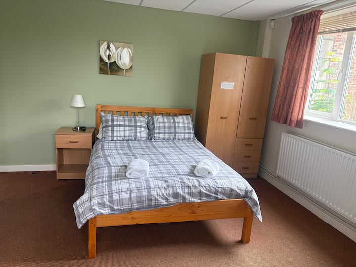 Private Bathroom And Sharing Kitchen No Breakfast - Warminster