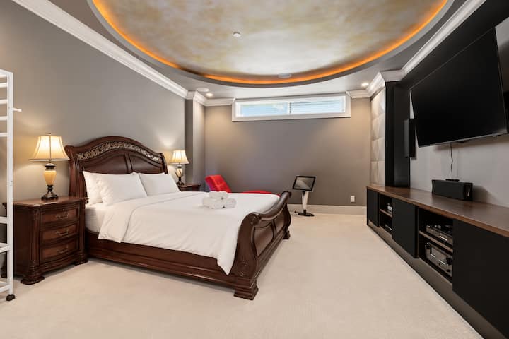 Luxury 2br Retreat W/ Sauna, Theatre & Pool Table - Vancouver
