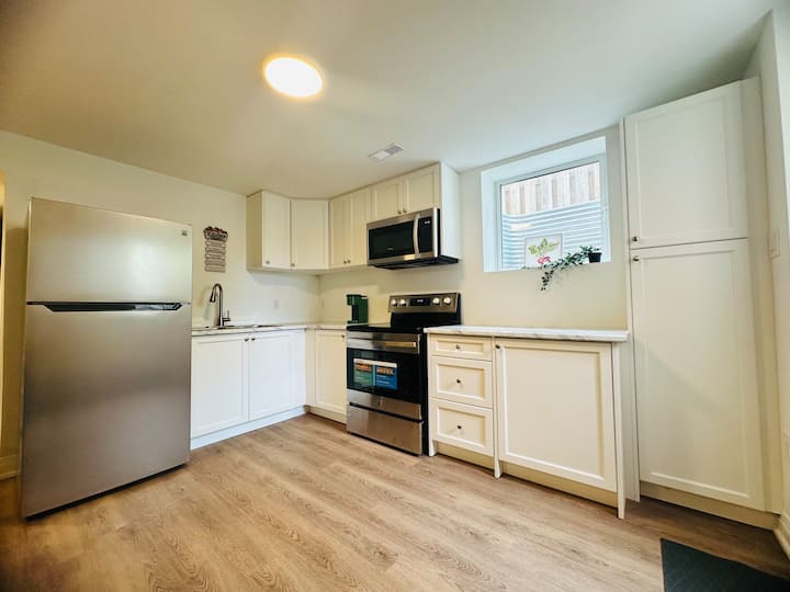The Cozy Burrow In Southern Barrie - Barrie
