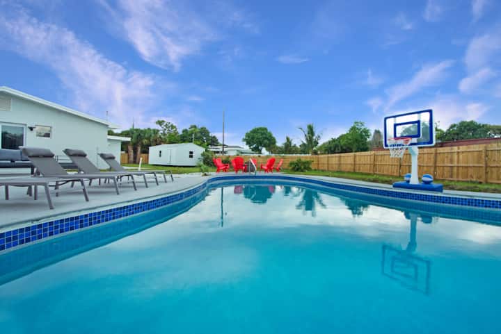 Pool + Arcade + Huge Yard | Near Beaches & Golf - West Palm Beach, FL