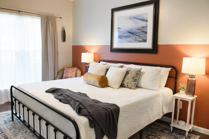 The Seaside Oak | King Bed Short Walk To Beach - Gulfport, MS