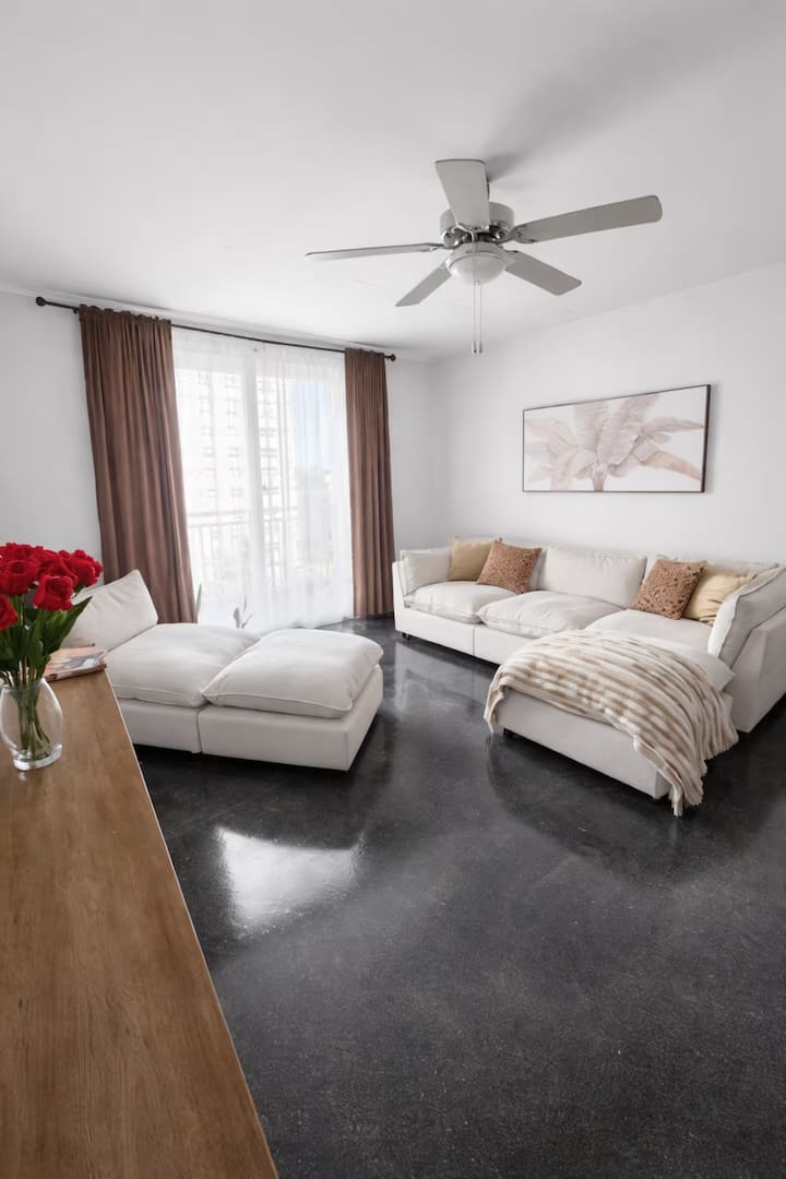 2br/2ba Near Las Olas & Beach | Pool + Gym - Fort Lauderdale
