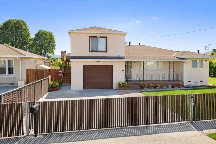 Large Hayward Retreat W/ Huge Backyard / Bay Views - Union City, CA
