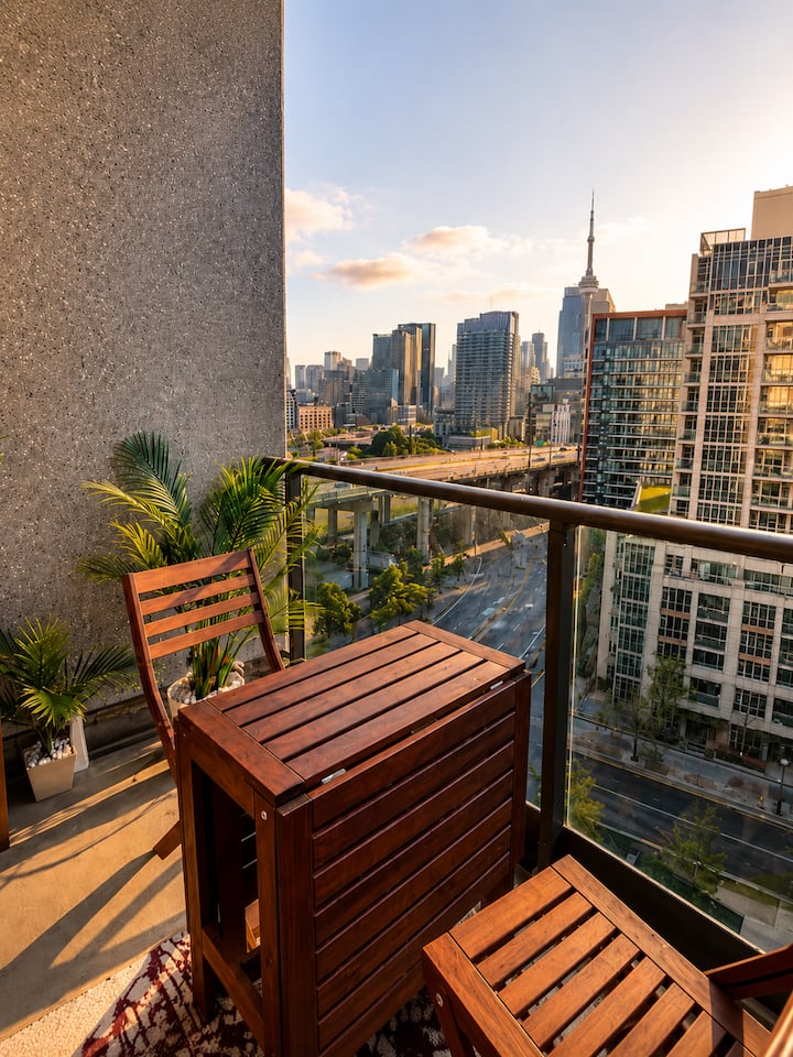 Cn Tower View | Free Parking | King Bed | Pool - Toronto, ON