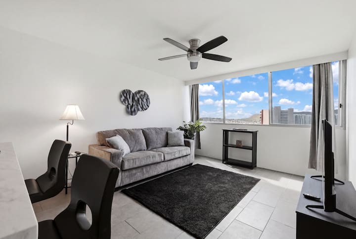 Tla-eligible Waikiki Penthouse | Walk To Beach - Honolulu, HI